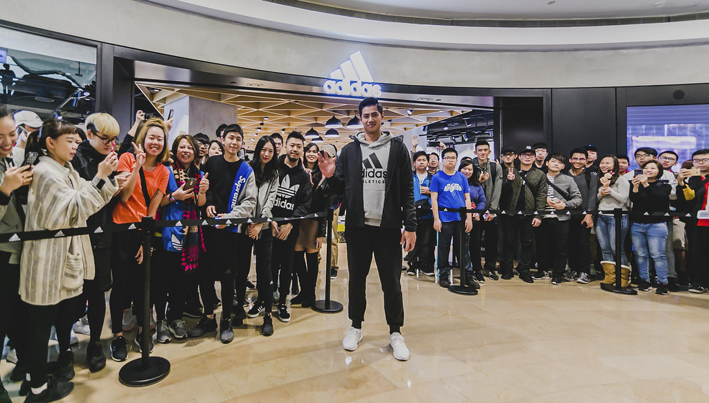 陳偉殷現身台北101 與球迷歡慶聖誕 - TSNA體育新聞團隊