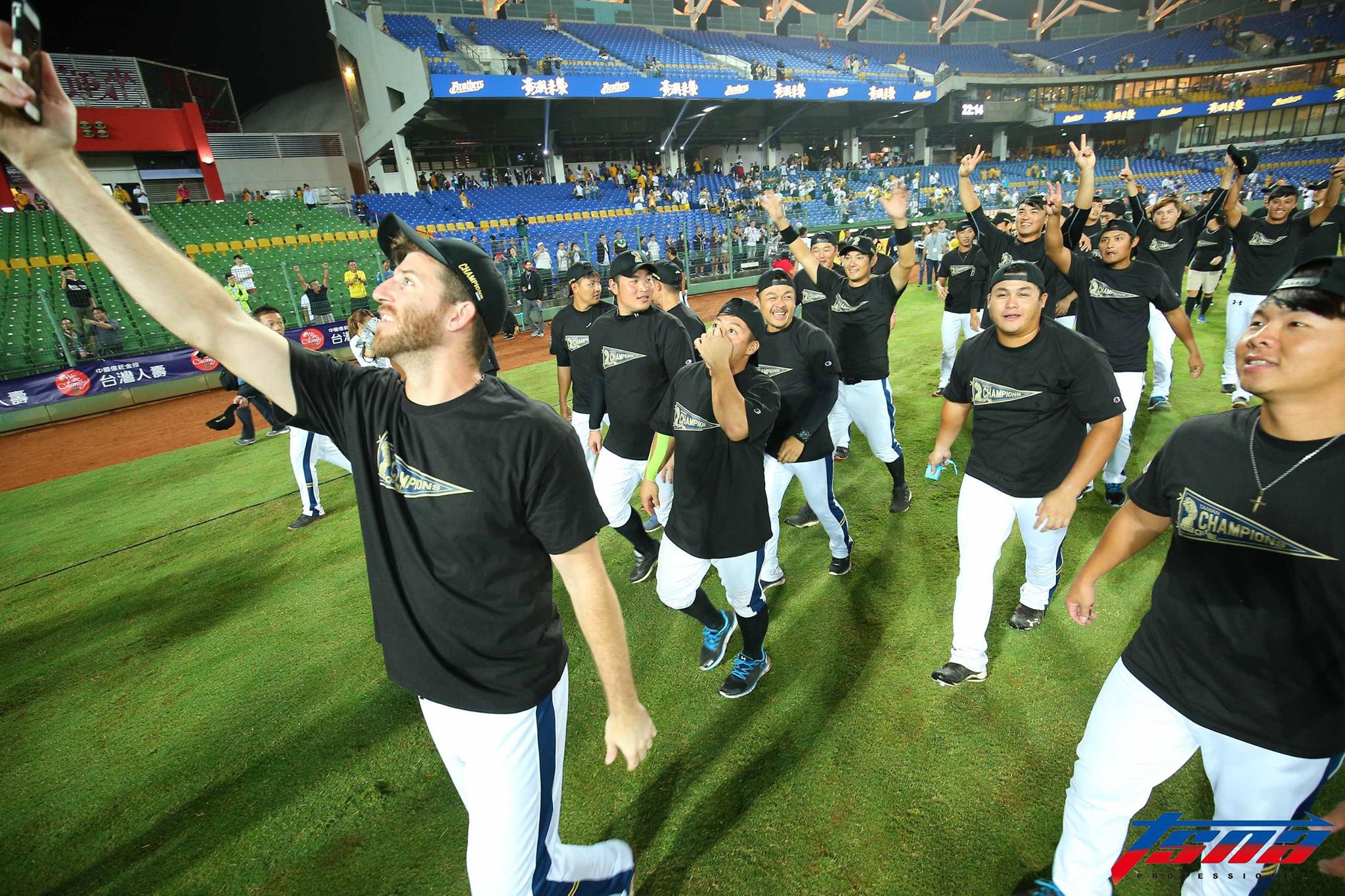 新季尋求2連霸 開季前Lamigo對決崇越備戰 - TSNA體育新聞團隊