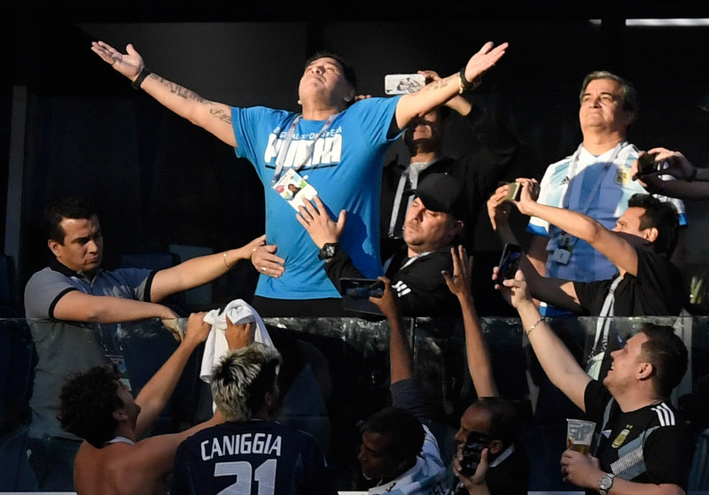 太激動慶祝阿根廷贏球 傳奇球星Maradona傳病倒 - TSNA體育新聞團隊