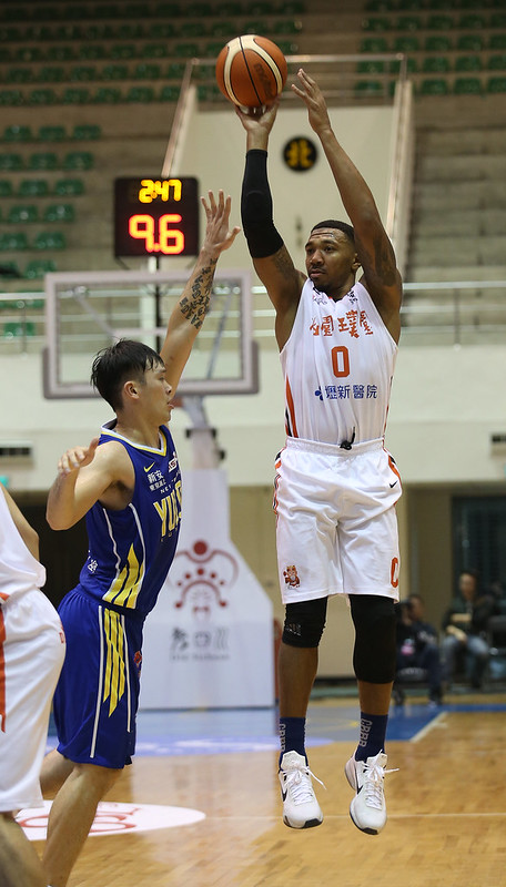 NBA等級強森首秀超給力！ 璞園斷裕隆5連勝 - TSNA體育新聞團隊