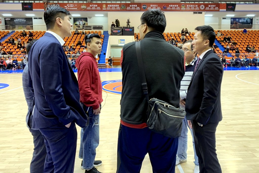 地板反潮濕滑 SBL延後1小時開打 - TSNA體育新聞團隊