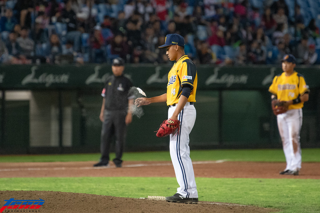 吳俊偉首勝獻家人 Lamigo加油聲大更緊張 - TSNA體育新聞團隊