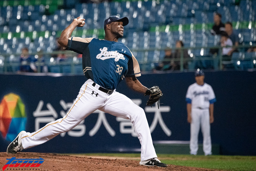 Lamigo洋投首勝入袋 洪總笑說終於開胡 - TSNA體育新聞團隊