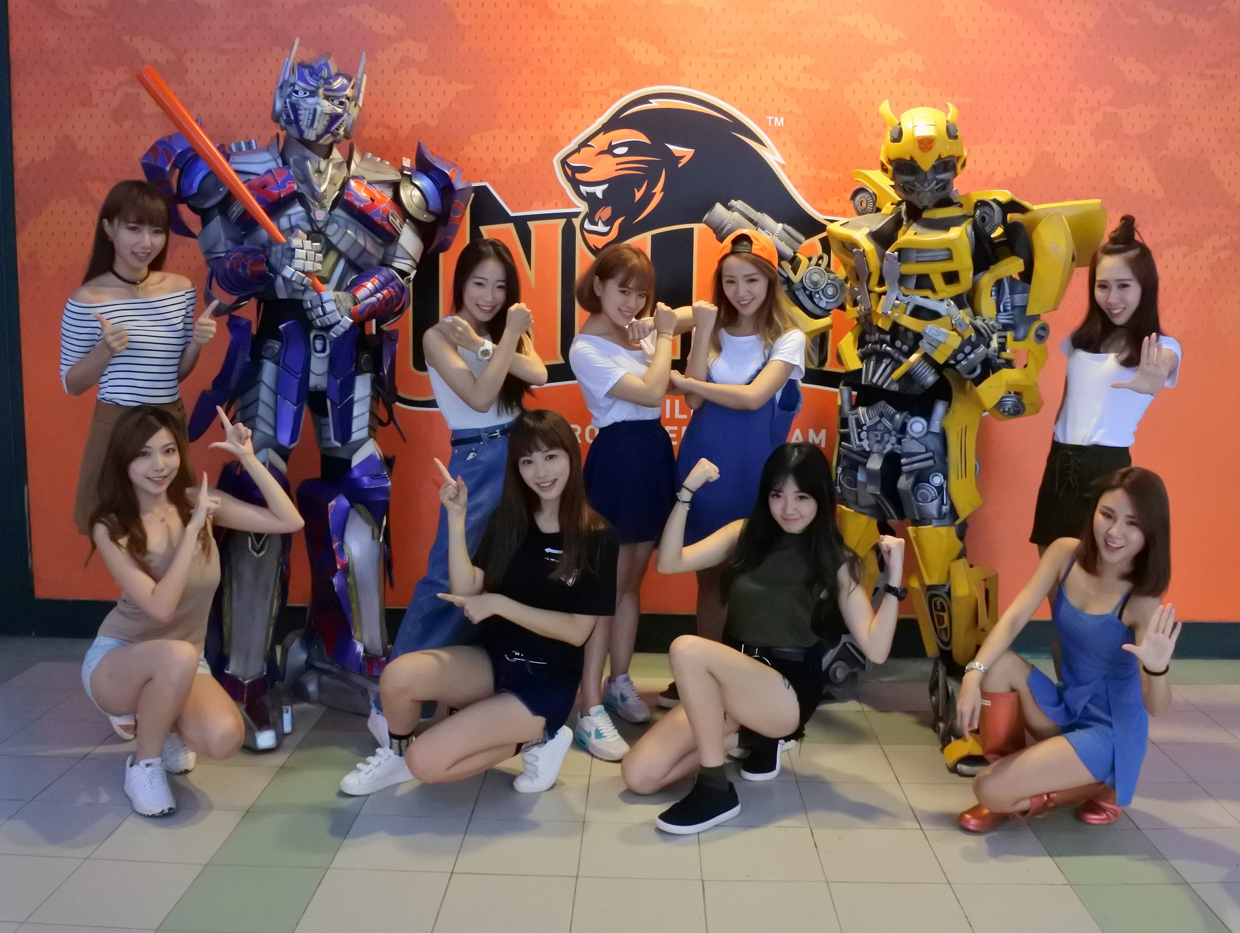 柯博文及大黃蜂魅力滿檔 球迷雨中搶先合照 - TSNA體育新聞團隊