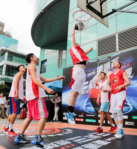 前NCAA獨臂球員、「阿飛」 互尬單手灌籃 - TSNA體育新聞團隊