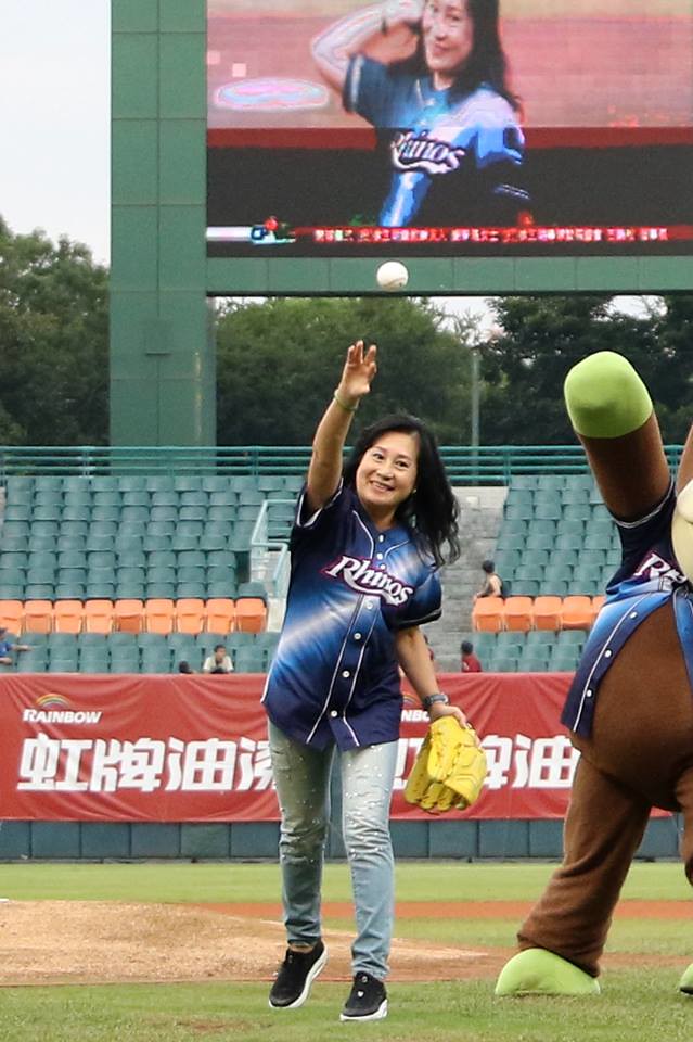 徐總主題日 謝榮瑤開球答謝球團幫忙 - TSNA體育新聞團隊