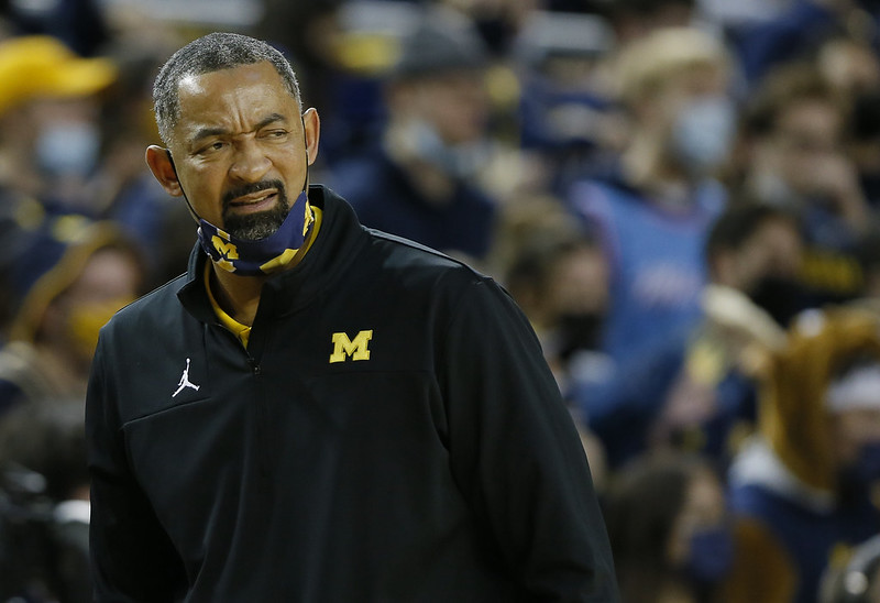 對手喊暫停引爆怒氣 前密西根五虎Howard出手打人 - TSNA體育新聞團隊