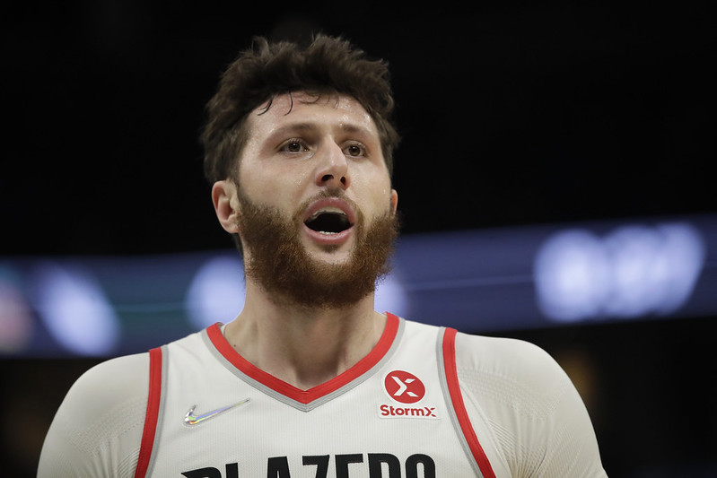 疑親人遭辱罵 Nurkic丟球迷手機遭罰4萬美金 - TSNA體育新聞團隊