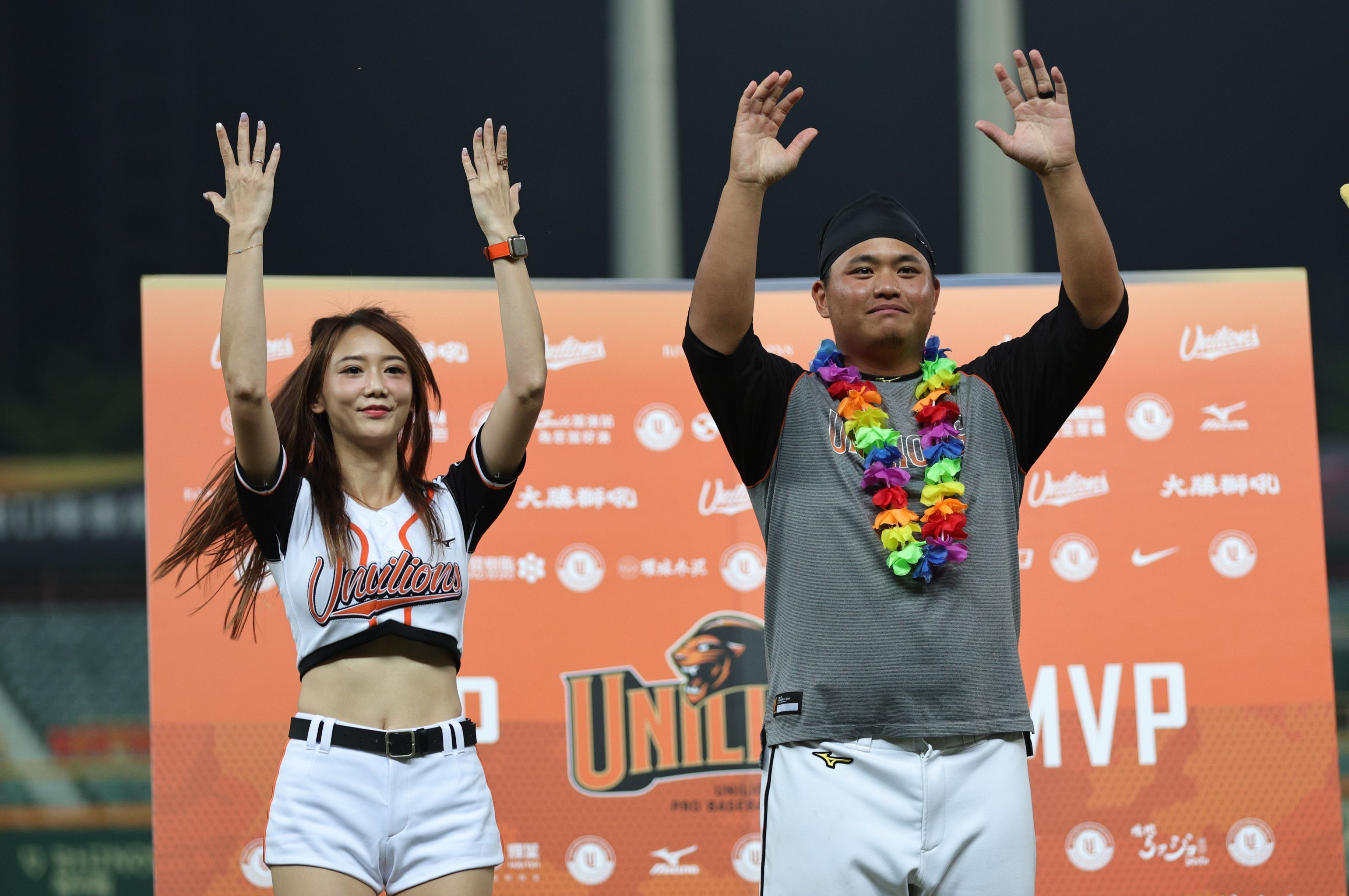 胡智為8局失1分拿首勝獲MVP 老婆艾璐頒獎開心共舞 - TSNA體育新聞團隊