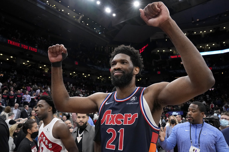 NBA》Embiid貢獻23分15籃板5助攻 76人險勝熱火晉級季後賽 - TSNA體育新聞團隊