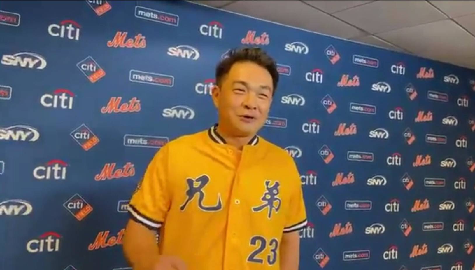 穿兄弟23號球衣站上大聯盟投手丘開球 彭政閔：人生很棒的回憶 - TSNA體育新聞團隊