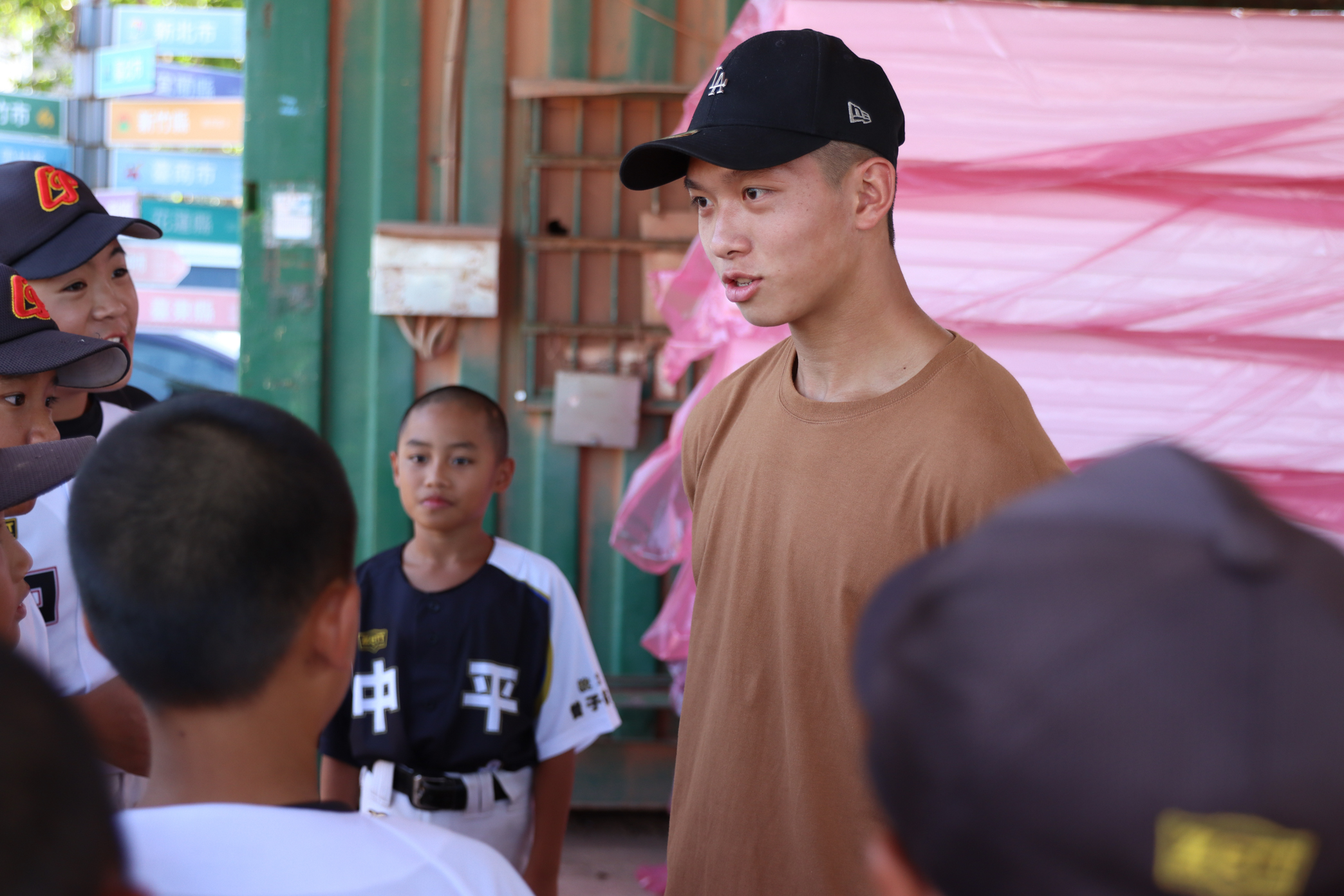 跟隨學長的腳步！ 曾子祐送球衣回饋母校 - TSNA體育新聞團隊