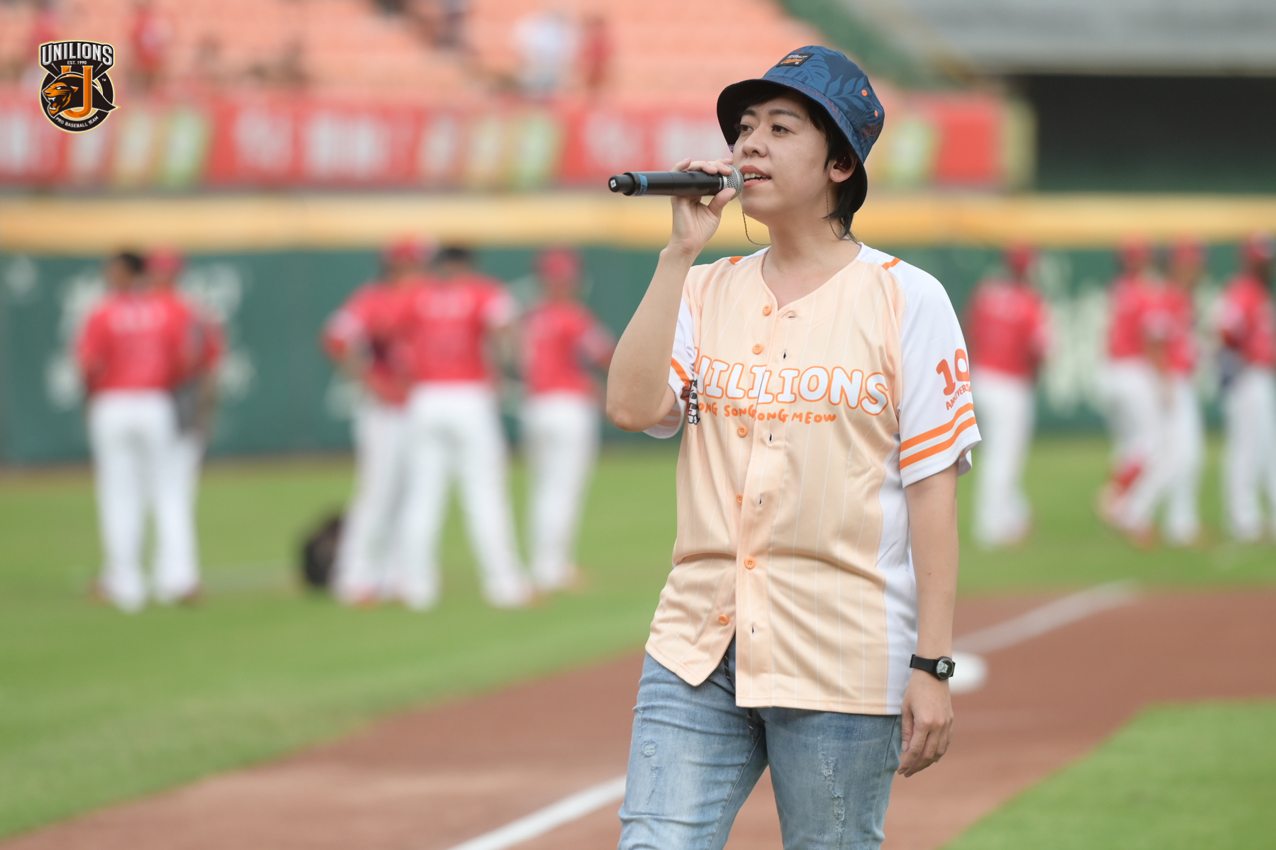 金曲歌后江惠儀賽前為統一開唱 親手送禮祝福潘武雄 - TSNA體育新聞團隊