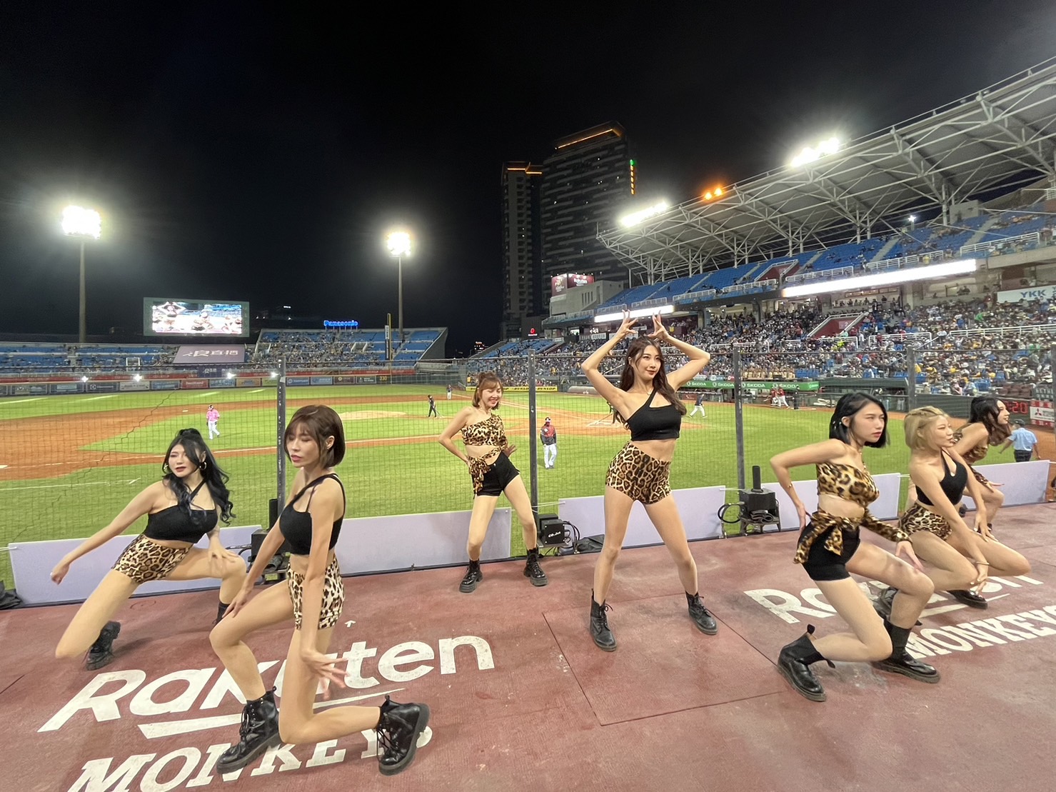 電豹女踢館樂天女孩 桃園棒球場火辣對決 - TSNA體育新聞團隊