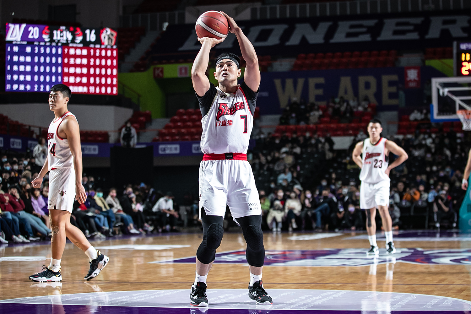 張伯維對觀眾比中指 PLG禁賽1場罰1萬 - TSNA體育新聞團隊