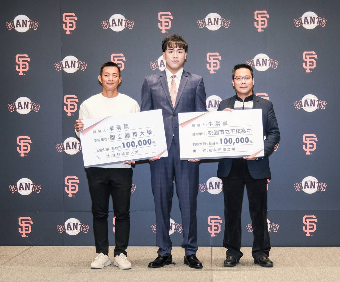 U23那顆滑球讓巨人隊驚喜 李晨薰：其實是跟張弘稜學的卡特球 - TSNA體育新聞團隊