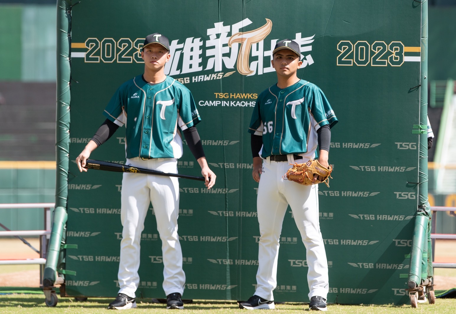 台鋼雄鷹首件球衣亮相 季中將打造全新澄清湖棒球場 - TSNA體育新聞團隊