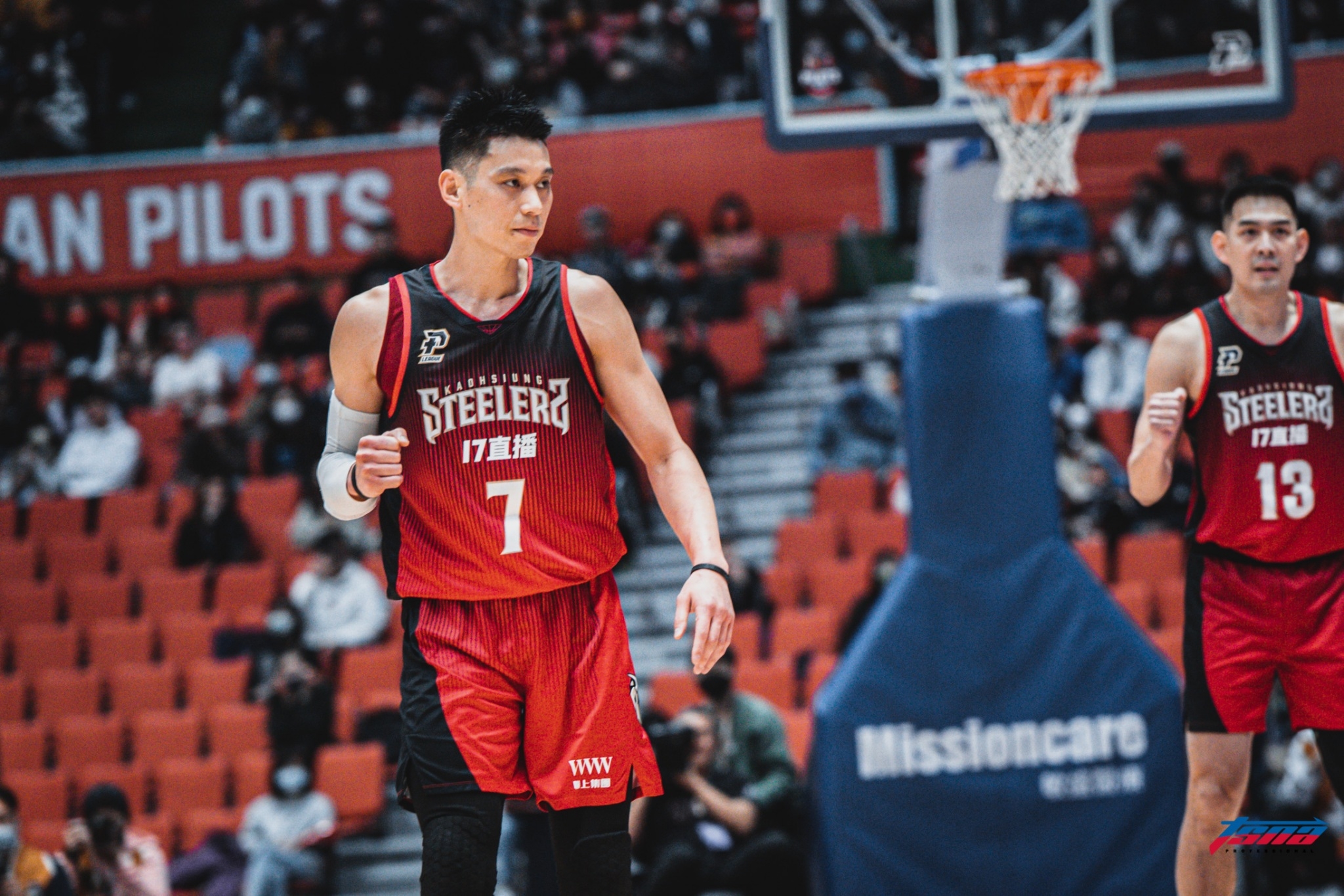 領航猿半場21分 林書豪26分14籃板踢館 - TSNA體育新聞團隊