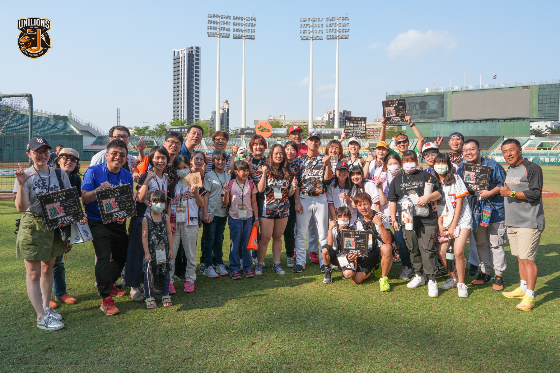 紀錄片19年後獅迷再聚首 導演賴品瑀站上投手丘感謝曾受訪的每一位 - TSNA體育新聞團隊