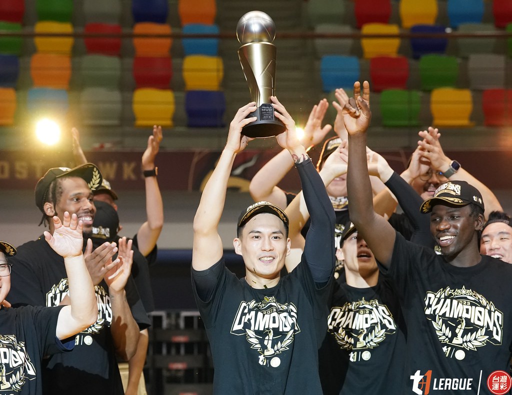 昨夜掛急診抽積水為上場 林韋翰奪FMVP：隊友幫我爭取來的 - TSNA體育新聞團隊