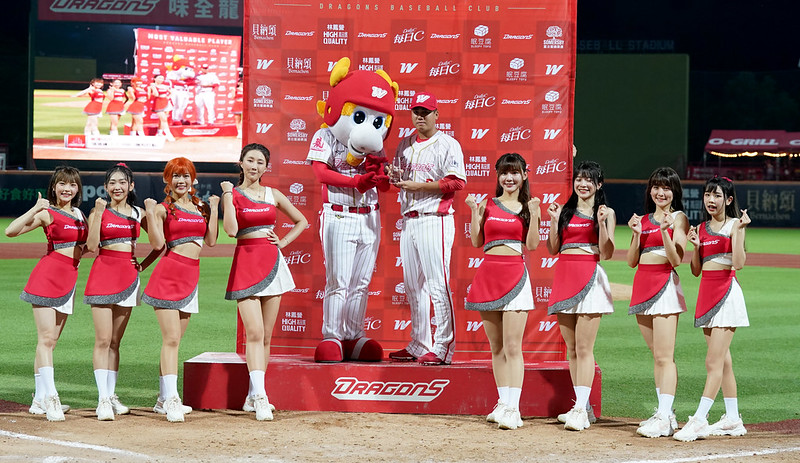 MVP頒獎台生涯初體驗 味全張皓緯：有感動也有緊張 - TSNA體育新聞團隊