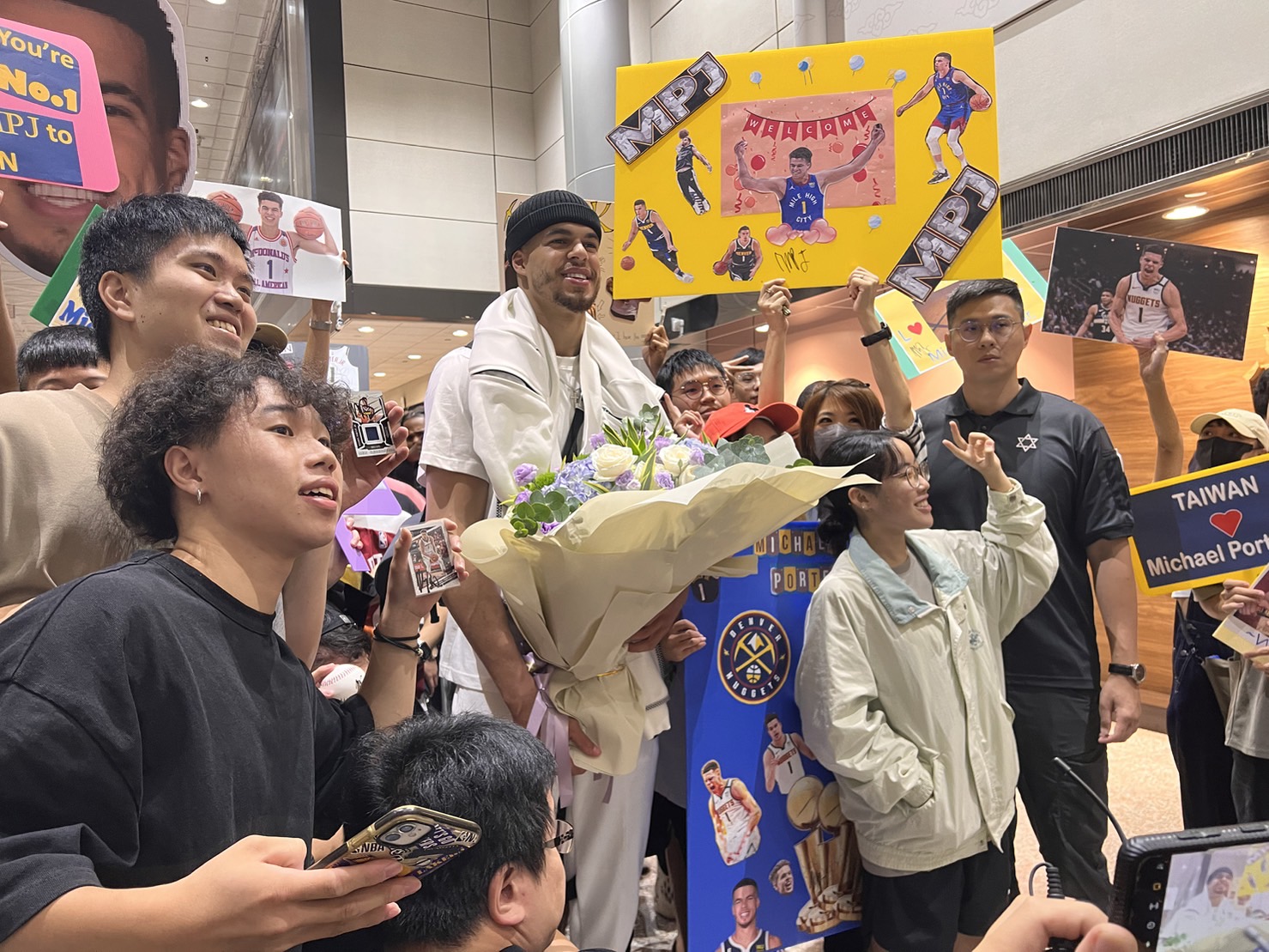 Michael Porter Jr.抵台！ 超親民簽名10分鐘 - TSNA體育新聞團隊