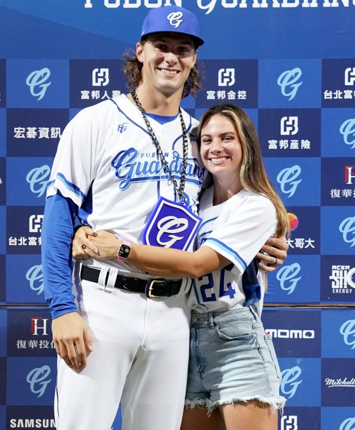 影/瑞恩來台4場先發4連勝 美人妻第1次現場見證他奪MVP - TSNA體育新聞團隊