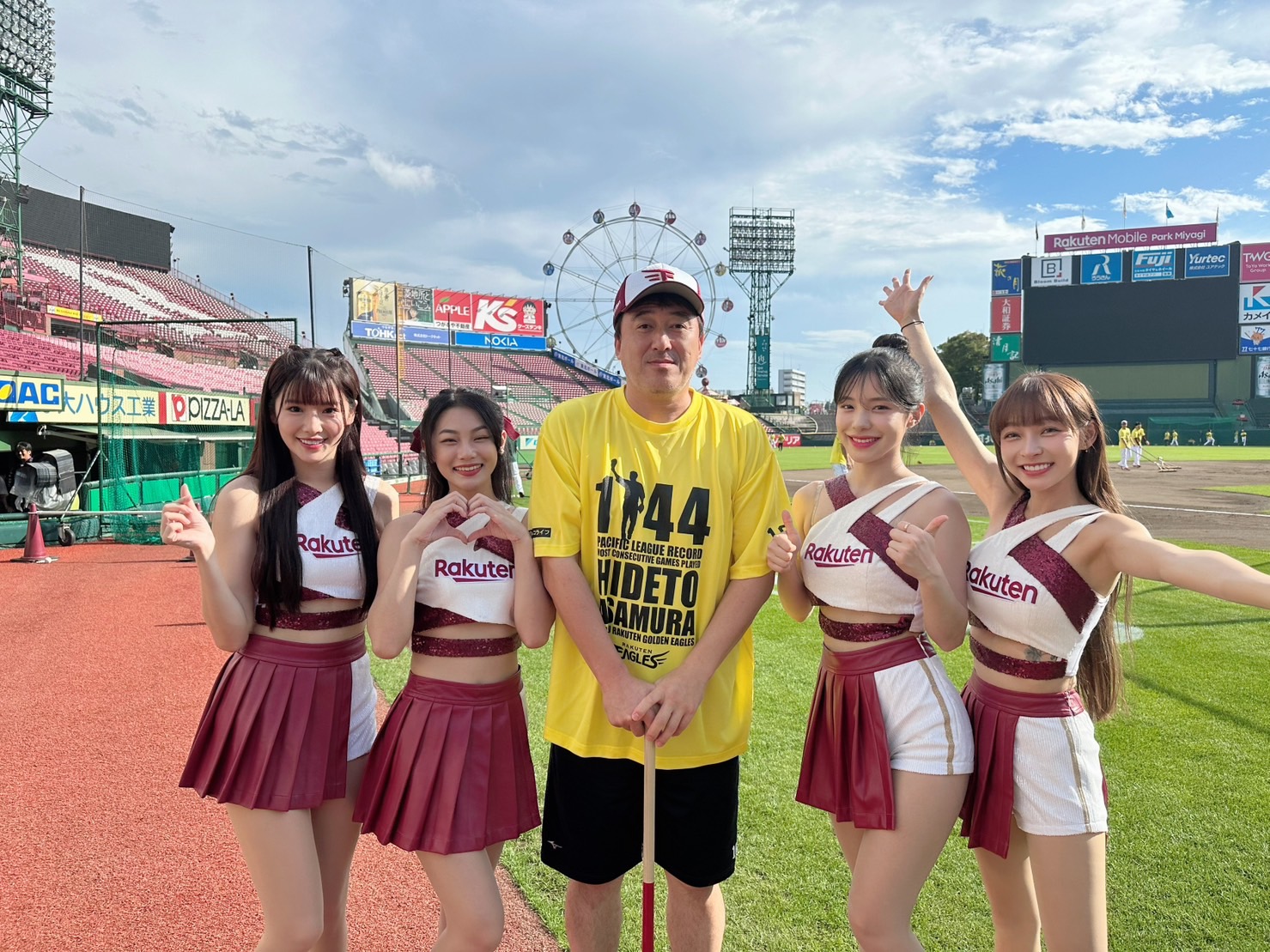 樂天女孩為樂天金鷲開球 跟監督石井一久合照樂翻 - TSNA體育新聞團隊