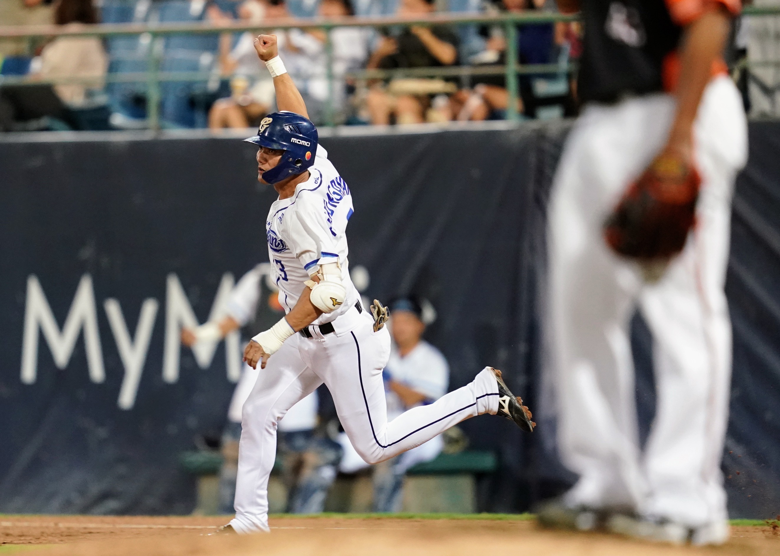 賽前對高國輝說「拿MVP我就當棒球情聖」 王勝偉相隔463天開轟成勝打 - TSNA體育新聞團隊