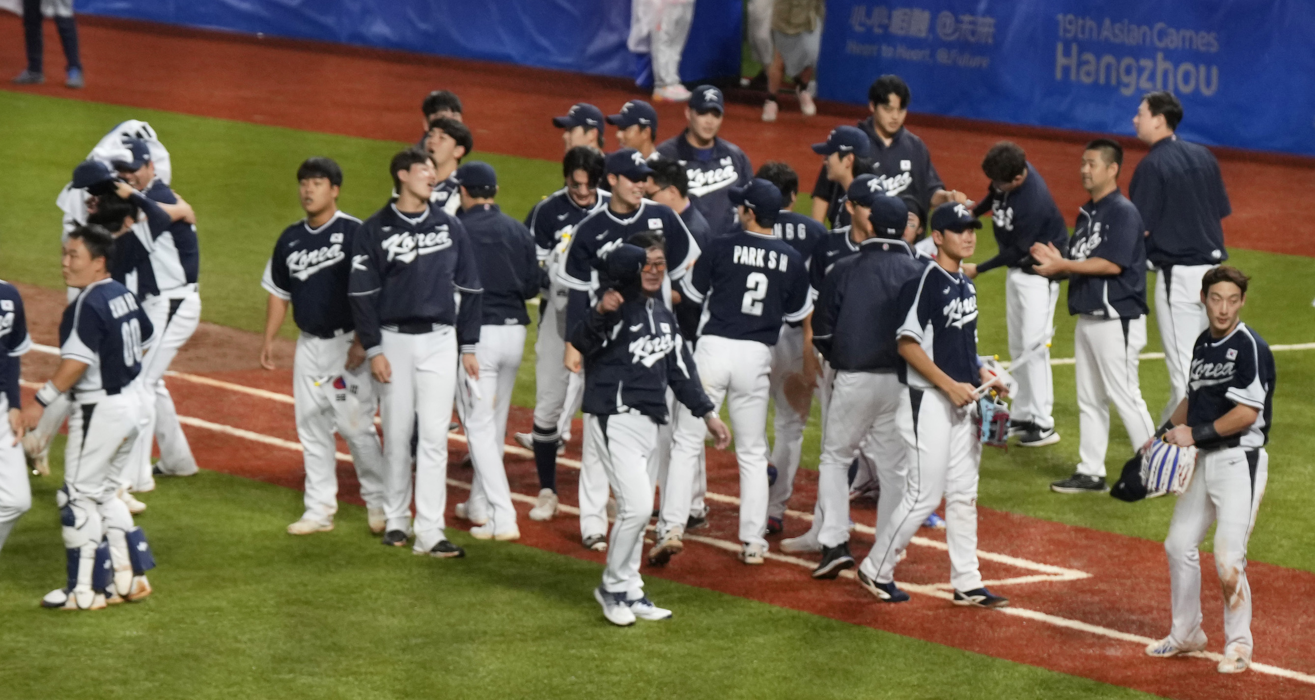 杭州亞運》韓國棒球奪冠 現場觀眾：韓國又想在投手丘插旗被制止 - TSNA體育新聞團隊