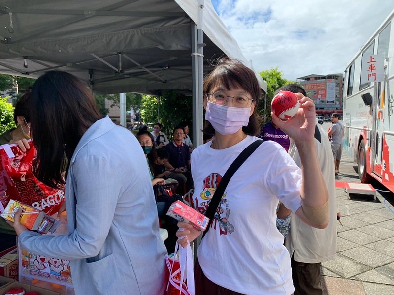 台灣秋冬血荒 味全主題日近200球迷捐血 - TSNA體育新聞團隊