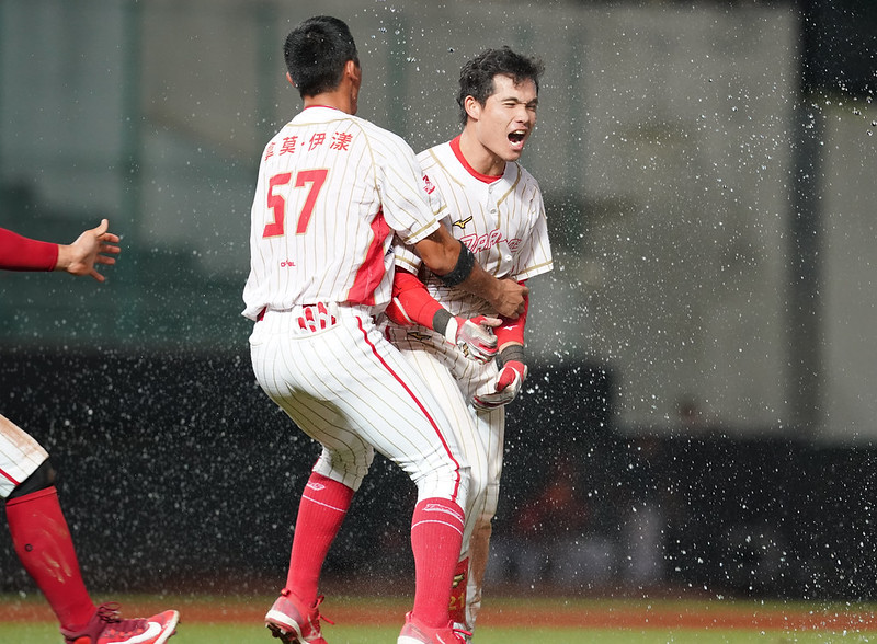 李凱威11點半10局再見安打 龍隊率先60勝雙衝首位 - TSNA體育新聞團隊