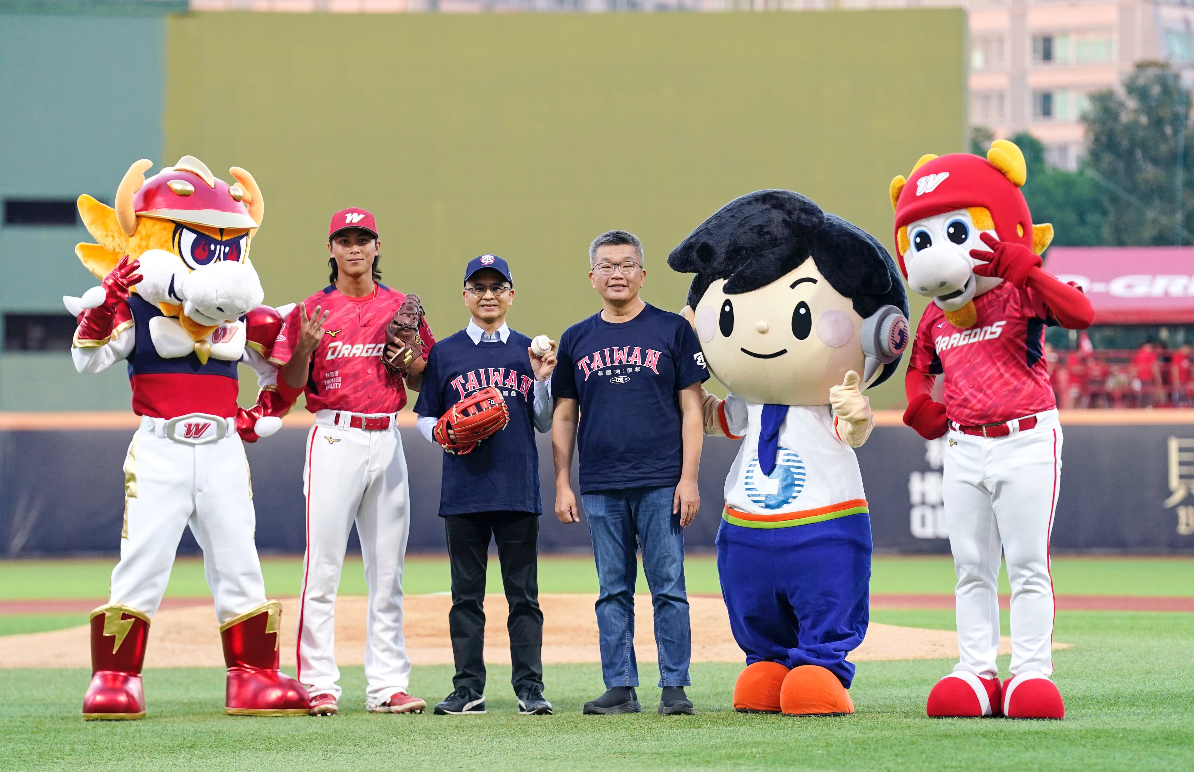 台灣大賽》中華電信挺棒球 「2023 CPBL中華電信台灣大賽」郭水義董事長親臨開球 - TSNA體育新聞團隊