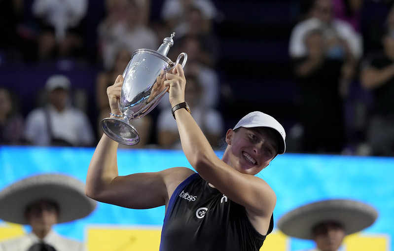 Świątek僅失1局橫掃Pegula WTA總決賽首度封后、重返世界第1 - TSNA體育新聞團隊