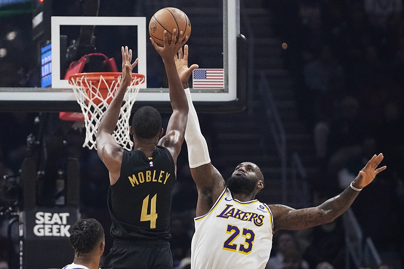 LBJ回鄉為個人紀念館開幕 並率湖人擊敗騎士 - TSNA體育新聞團隊