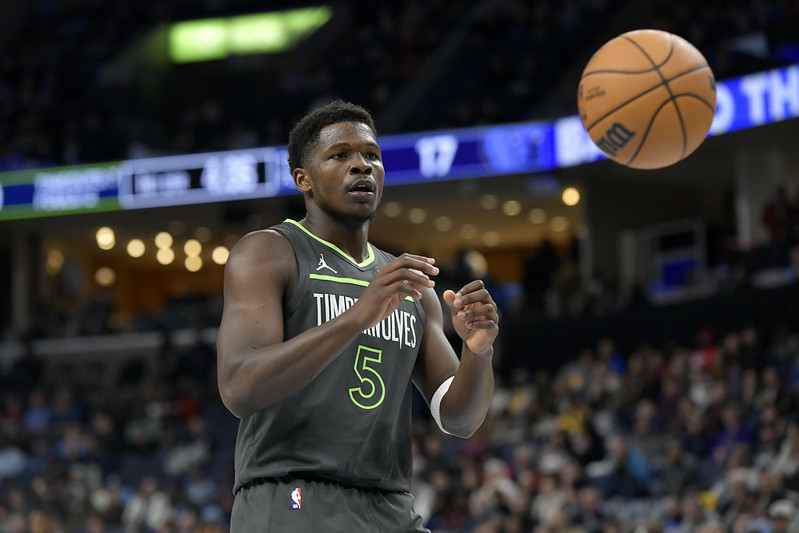 致敬！Edwards背部痙攣仍上陣砍24分 灰狼保開季未曾連敗 - TSNA體育新聞團隊