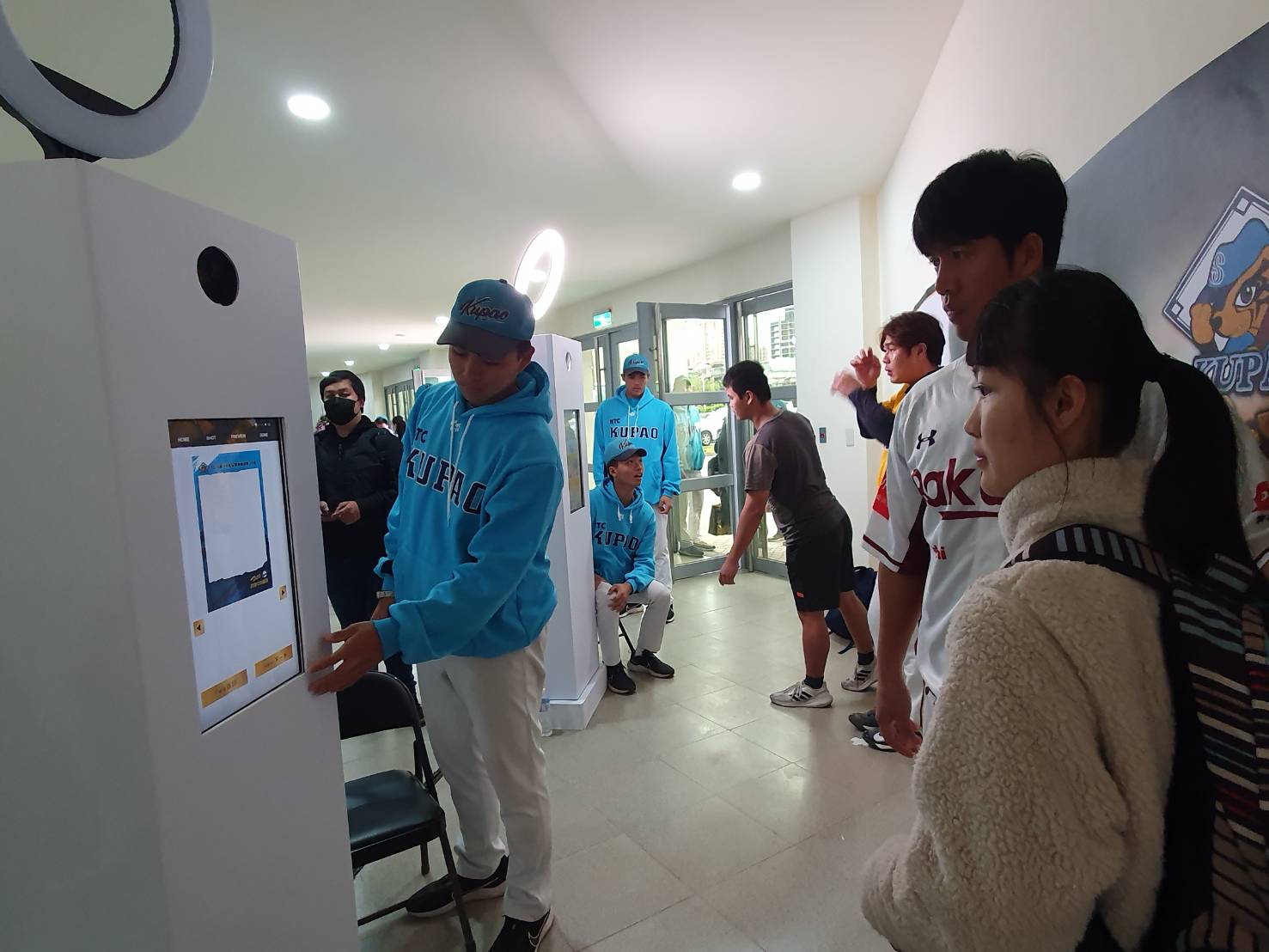 穀保OB》太貼心！2台拍照機讓球員跟球迷合照 照片印出來帶回家 - TSNA體育新聞團隊