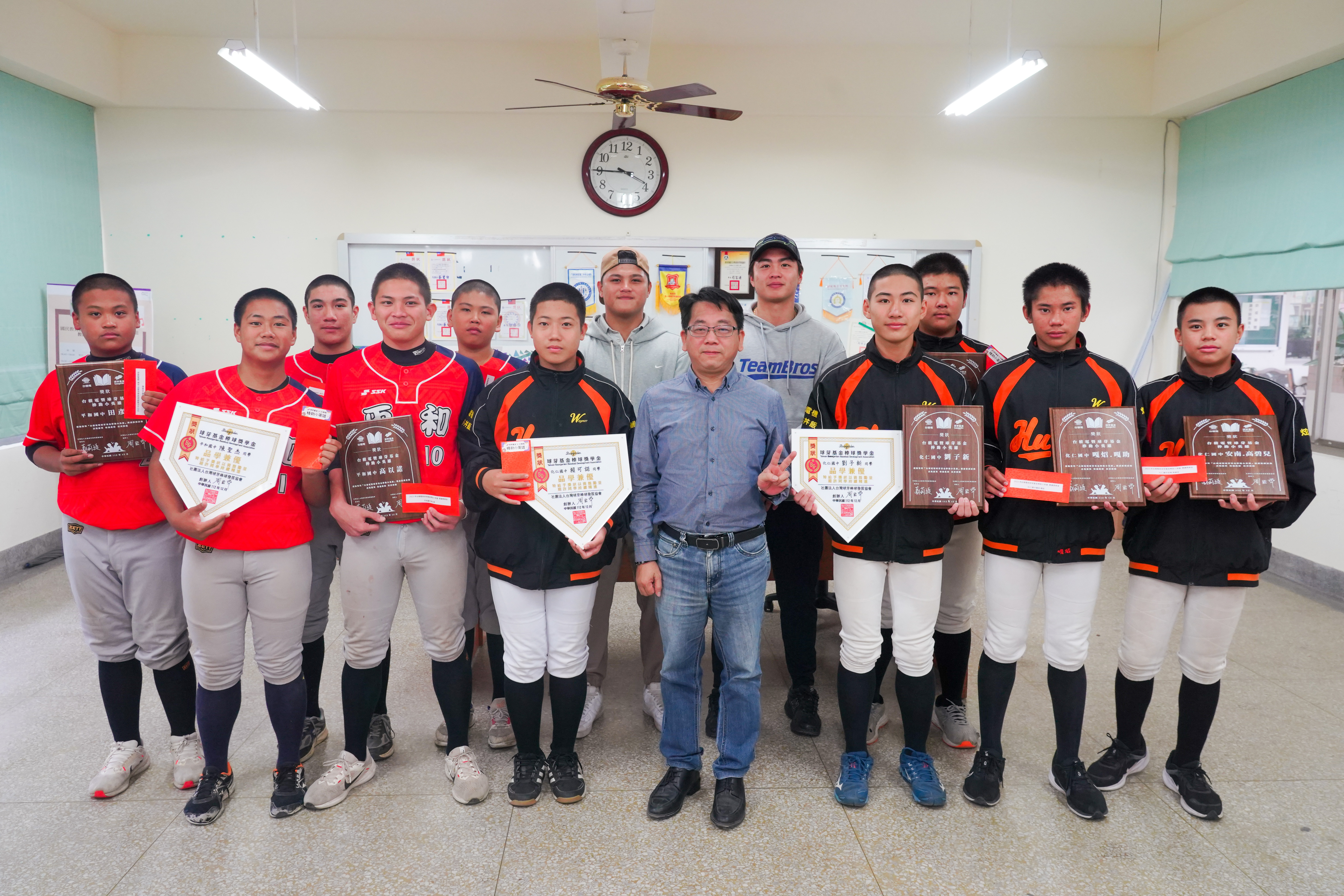 王彥程被國中學務主任讚英文好 李灝宇頒獎變認親大會 - TSNA體育新聞團隊