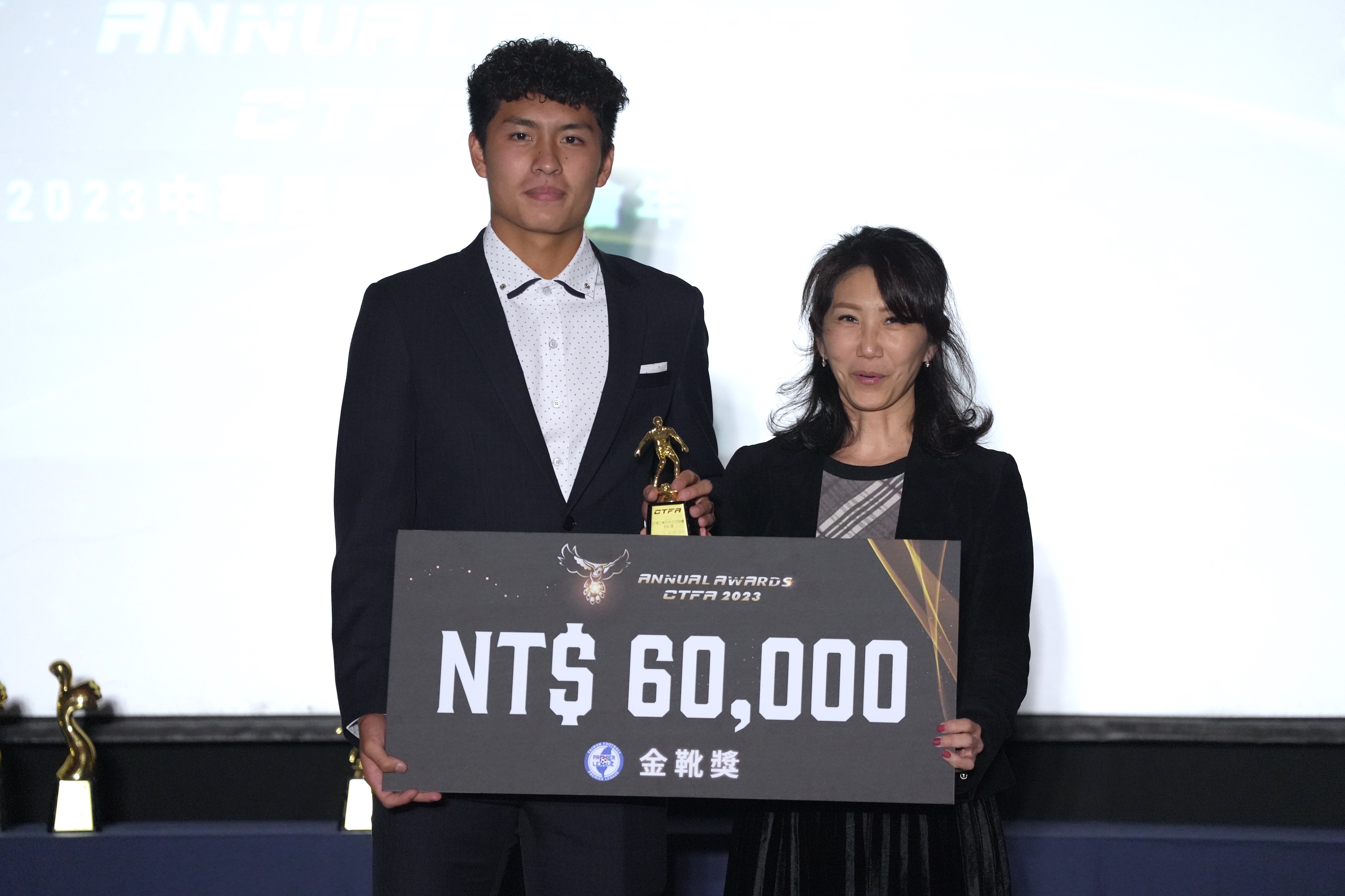 足協年度頒獎》首位本土球員19歲黃偉傑獲金靴獎 我很意外 - TSNA體育新聞團隊