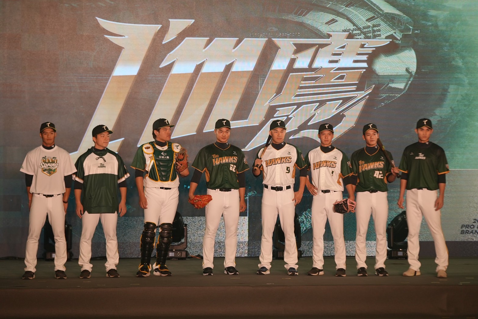 帥！台鋼雄鷹2024主、客場球衣全新亮相 - TSNA體育新聞團隊