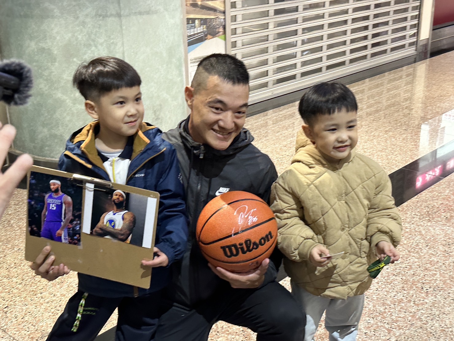 4歲男孩奮力吼 拿到全場唯一卡森斯簽名球 - TSNA體育新聞團隊