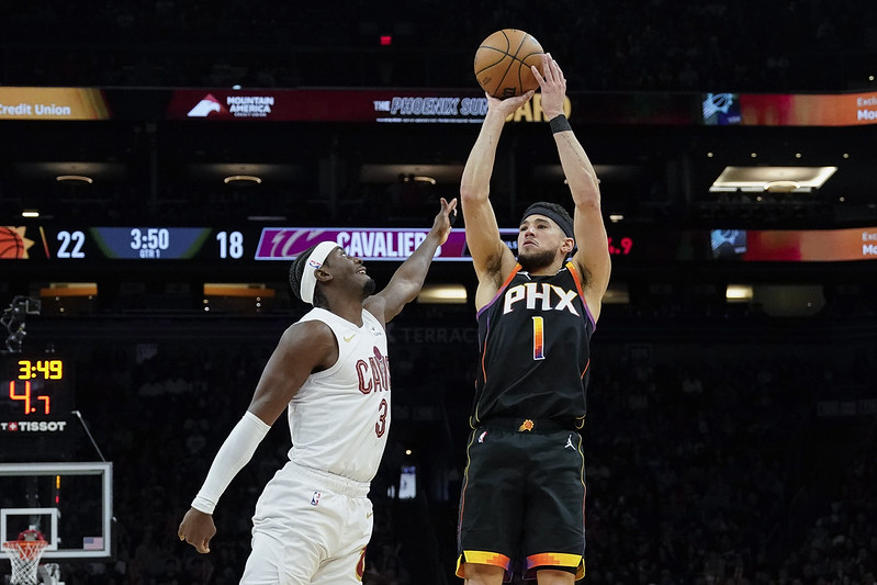 NBA》Booker、KD合飆72分 太陽重返直升季後賽圈內 - TSNA體育新聞團隊