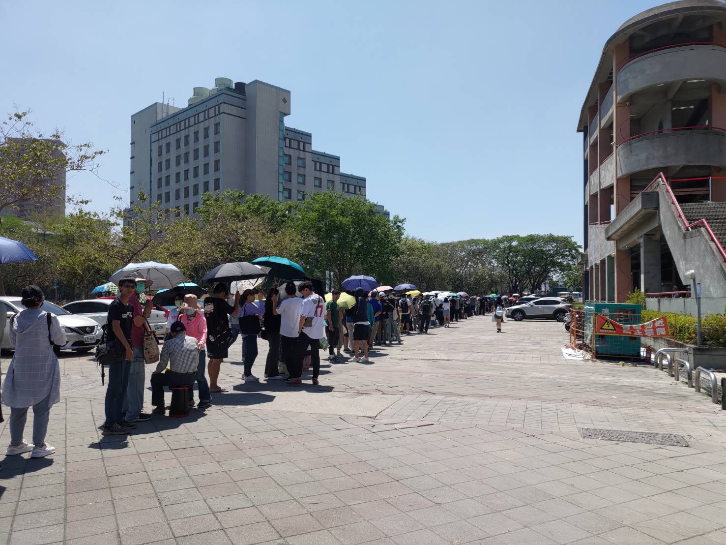 台鋼雄鷹》預售破1萬5000張、下午1點數百人排隊 領隊：高雄球迷真的很期待 - TSNA體育新聞團隊