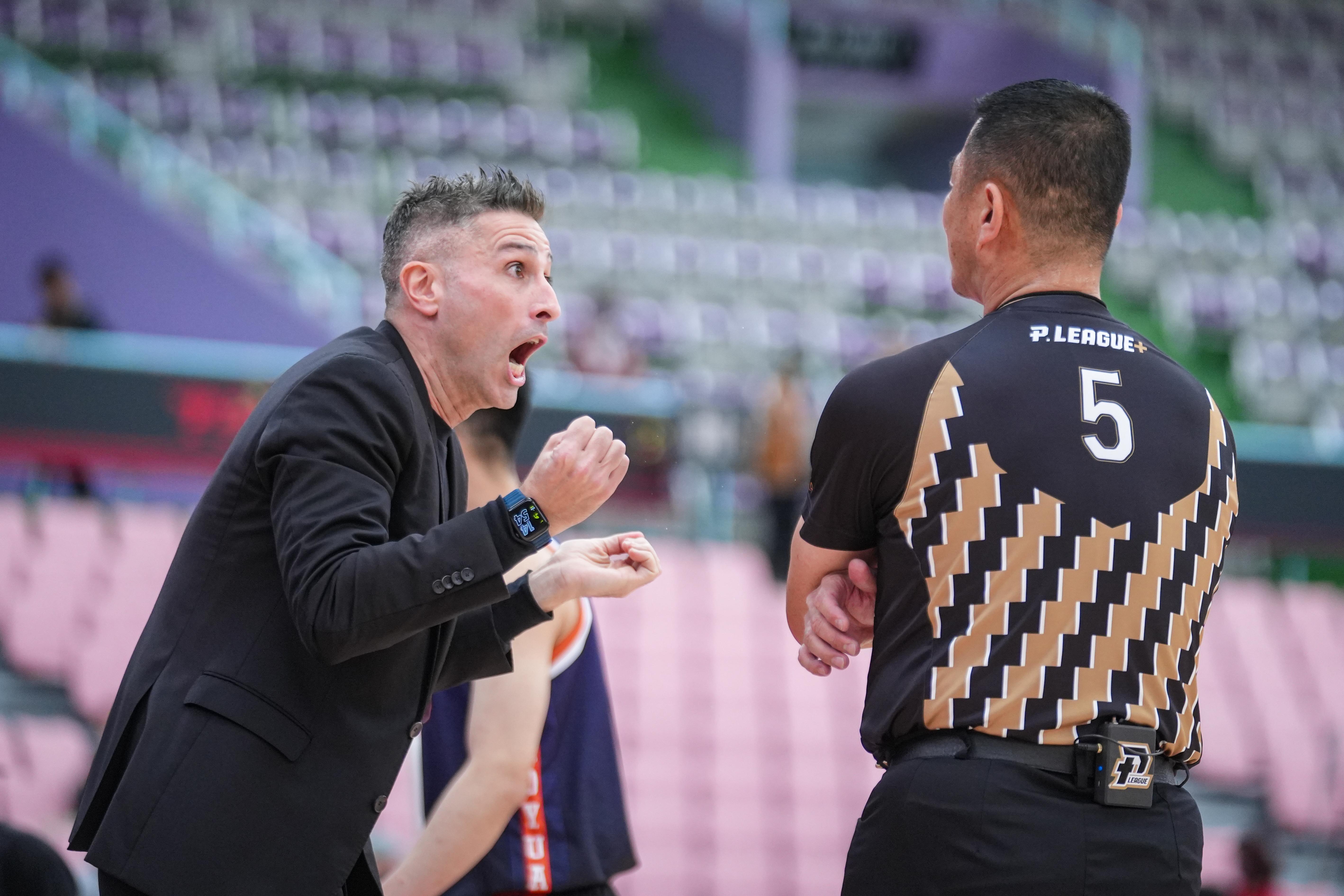 PLG》賽中激動吞技術犯規 卡米諾斯：沒有熱情我不知道怎麼執教 - TSNA體育新聞團隊