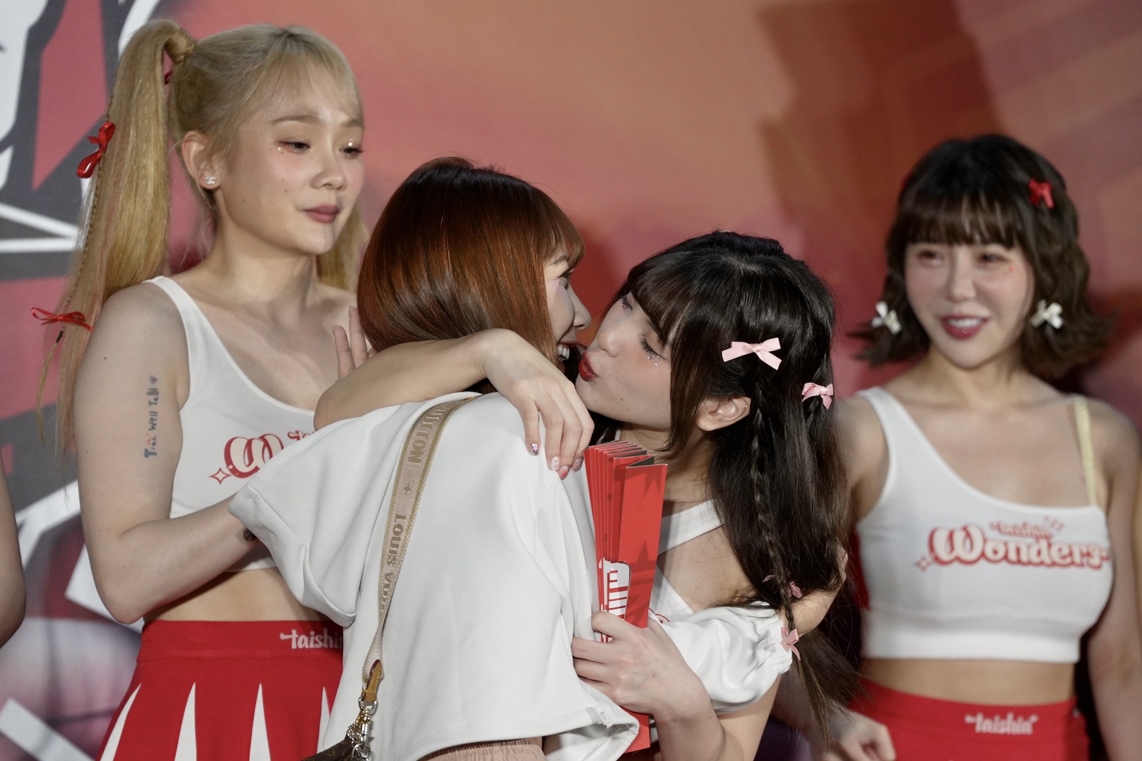 T1》啦啦隊攻戰大巨蛋 Rina、洗菜害怕掉下舞台 - TSNA體育新聞團隊