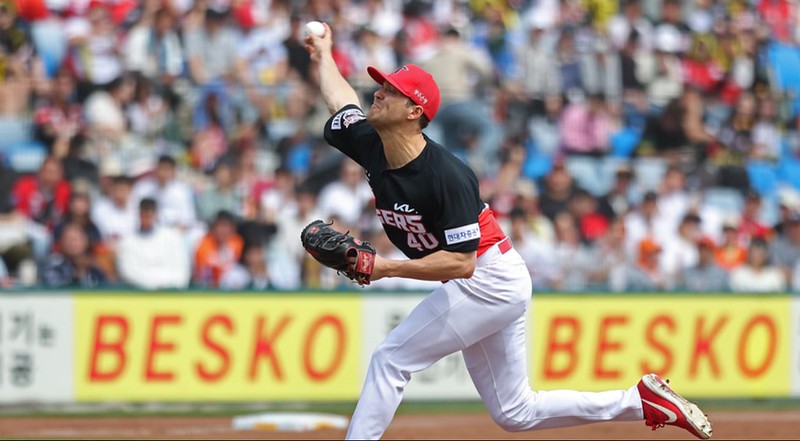 KBO》橫掃球讓打者揮空後打到腿 韓職洋投開季24.2局無保送 - TSNA體育新聞團隊