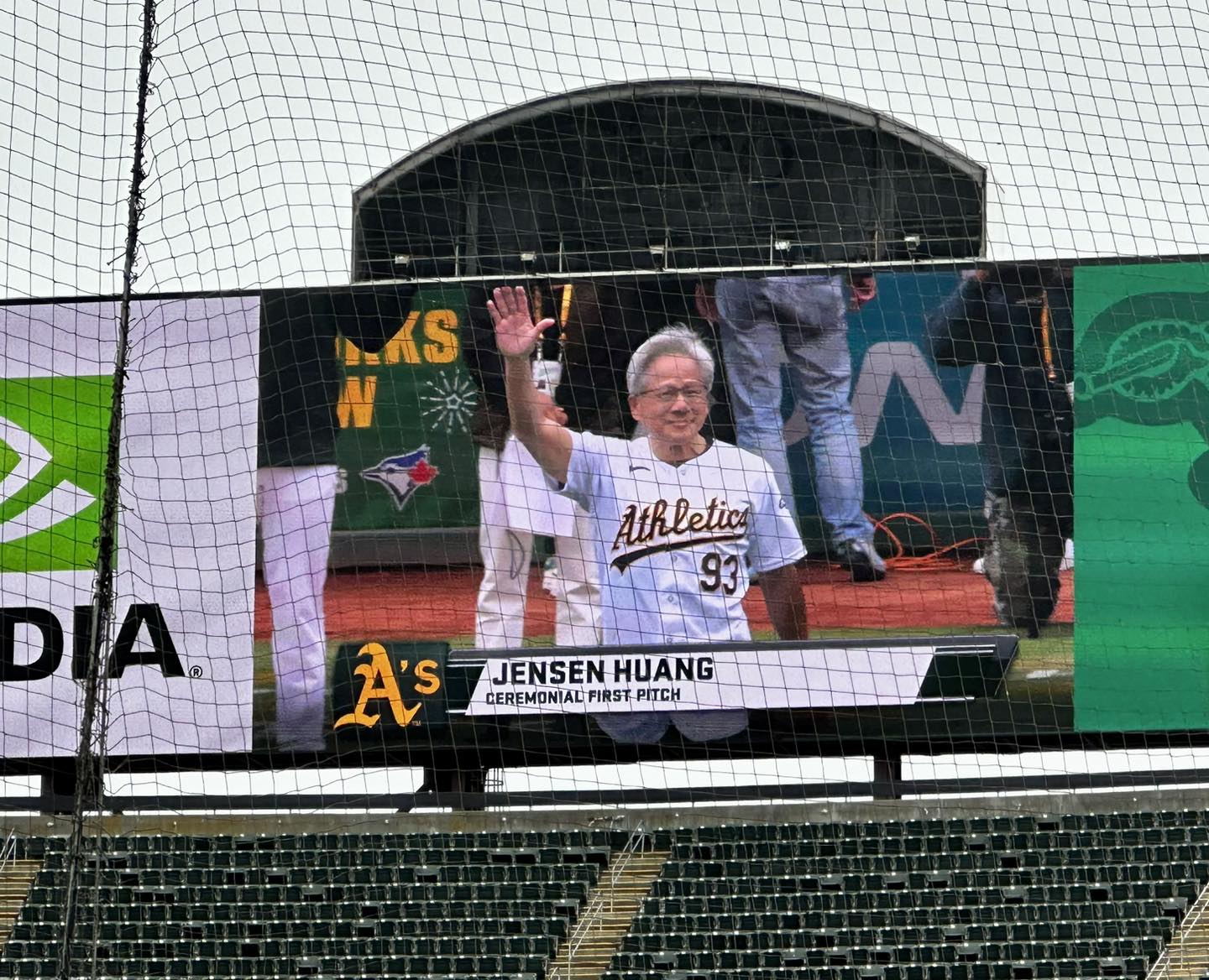 味全龍》最高身價嘉賓明大巨蛋開球 AI教父黃仁勳將穿93「特製版」球衣 - TSNA體育新聞團隊