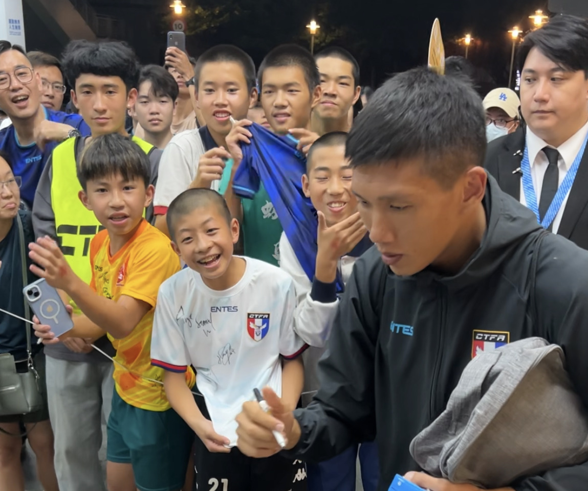 足球》雨勢中5700球迷湧進台北田徑場 吳俊青耐心滿足球迷簽名、合照 - TSNA體育新聞團隊