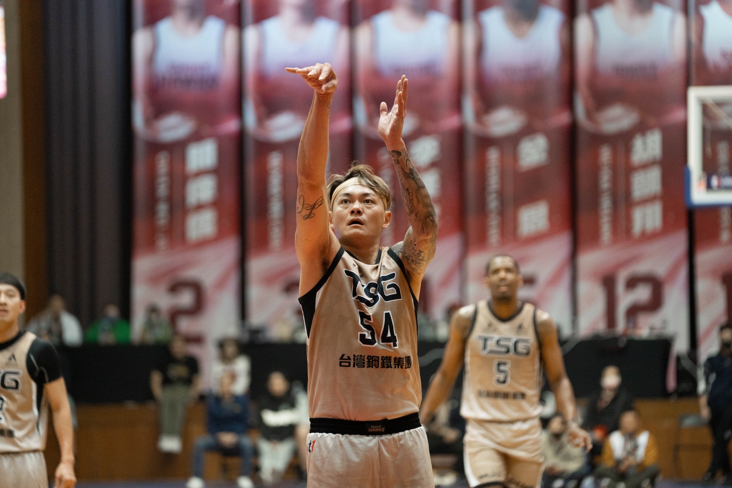 T1》為SBL裕隆奪冠後 吳岱豪、藍少甫回歸獵鷹 - TSNA體育新聞團隊