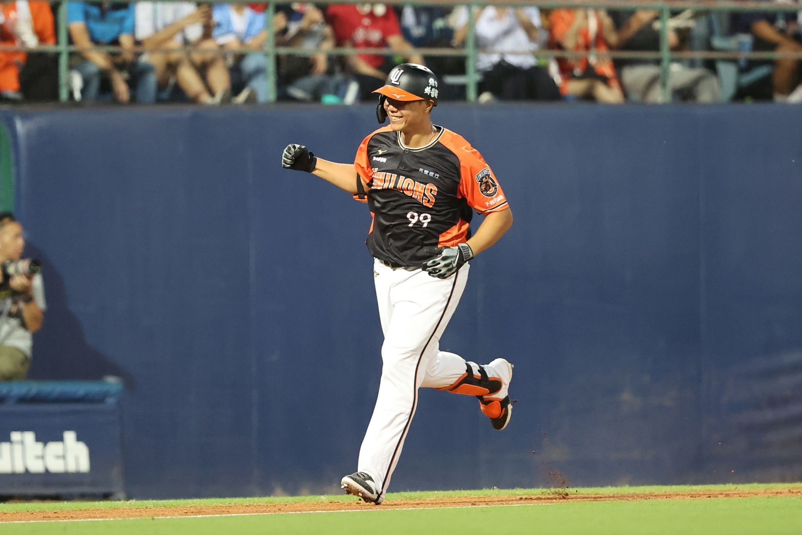 統一獅》同是99號、原名林育呈開轟引熱議 林益全笑說：沒關係、都我來坦 - TSNA體育新聞團隊